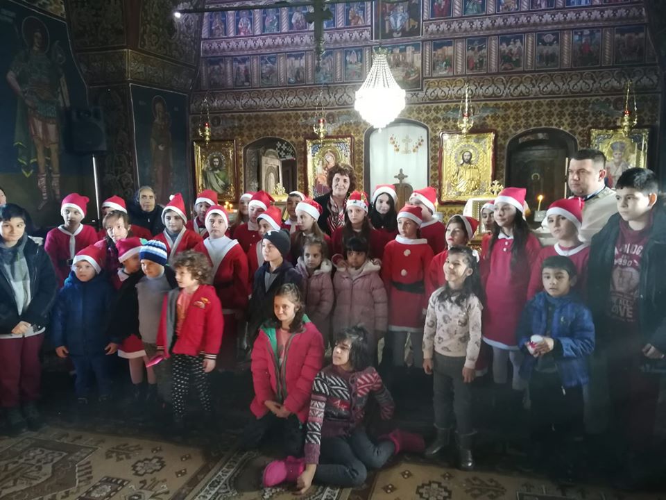 Copiii din comuna Fălcoiu, daruri pentru micuţii de la centrele de ...