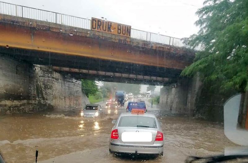 Mai multe străzi din Slatina inundate, din cauza averselor torenţiale ...