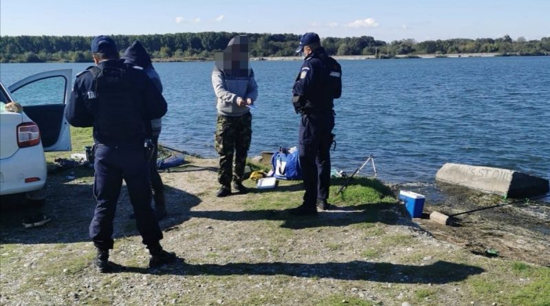 Prins la pescuit comercial cu setca pe râul Olt, la Băbiciu ...