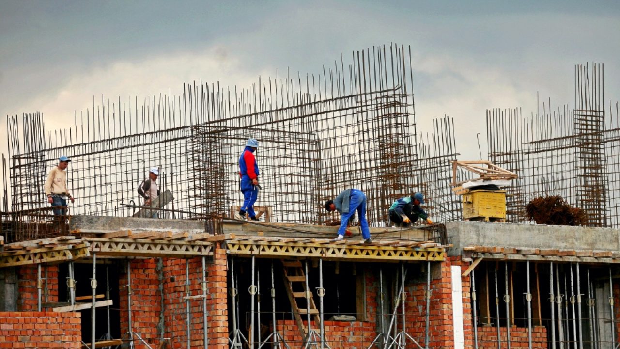 Șapte angajați la negru pe două șantiere de construcții din Slatina și ...