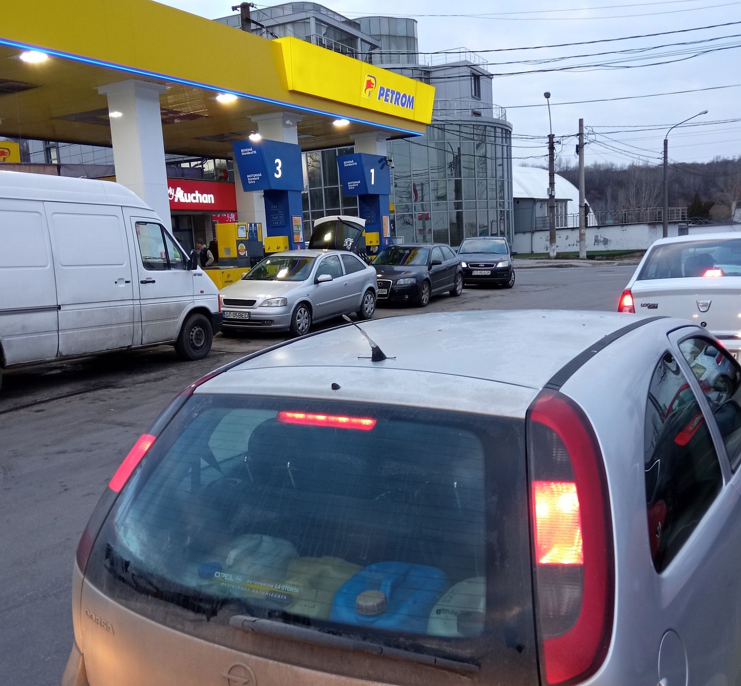 AEI: Scumpirea accelerată a carburanților a determinat o parte ...
