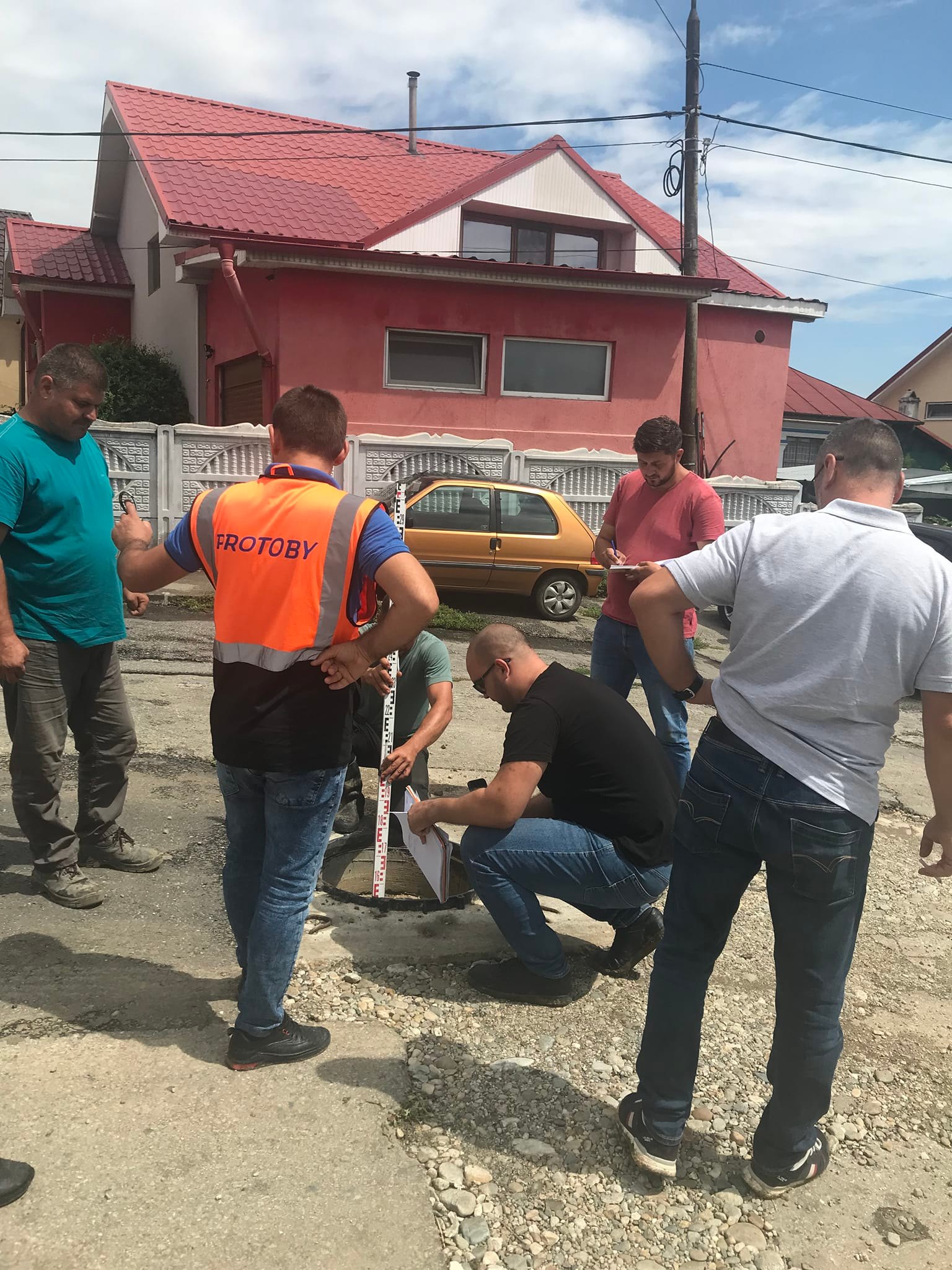 Locuitorii de pe două străzi din Slatina rămân fără apă luni. Echipele ...