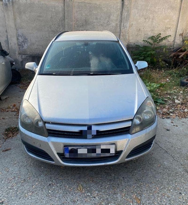 Mașina unei asistente de la Spitalul Caracal, furată de doi adolescenți ...