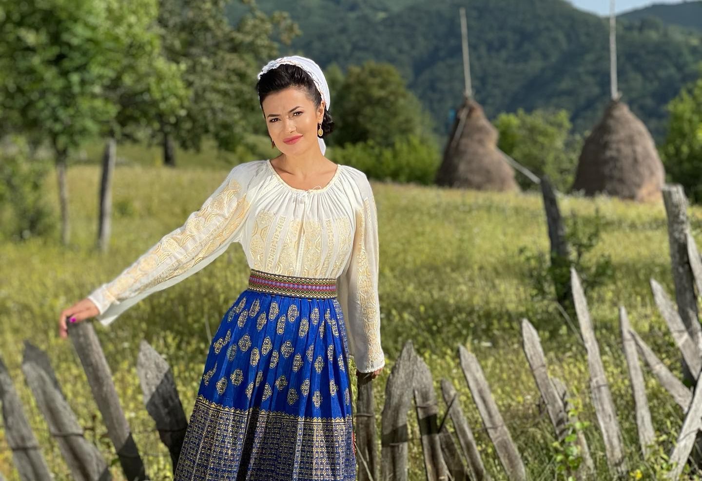 Olguța Berbec, Ronna Riva și artiștii „Doina Oltului”, în spectacol la ...