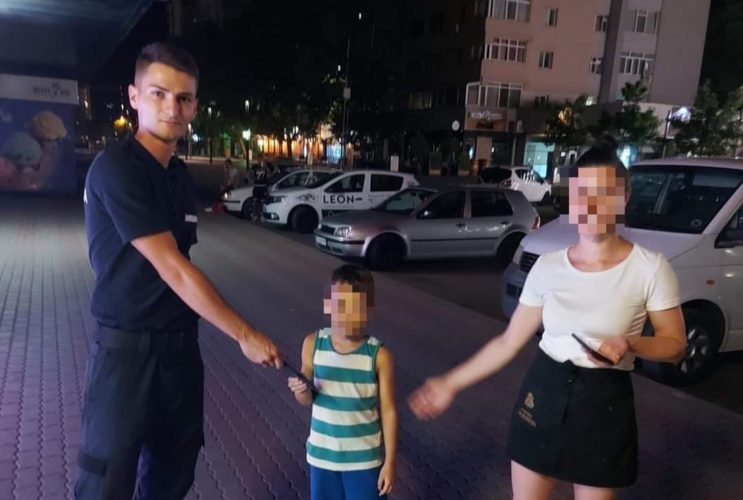 Un copil și-a recuperat telefonul pierdut la locul de joacă din zona ...
