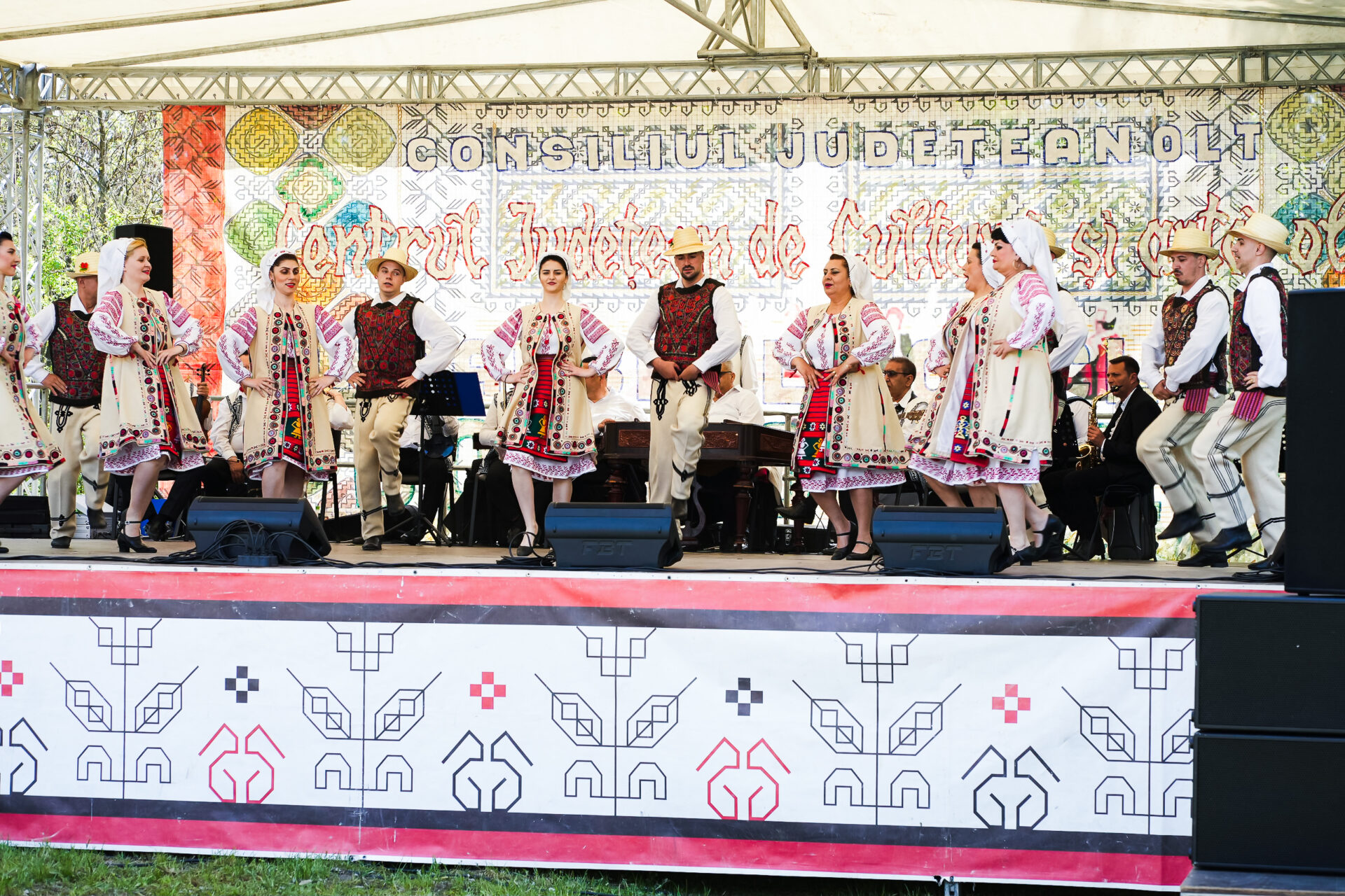 Spectacol marca „Doina Oltului”, de Ziua comunei Bărăști ...