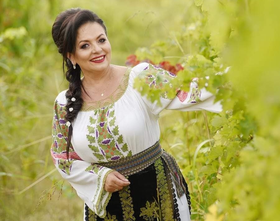 Maria Ghinea și Cristian Bănățeanu cântă la Ziua comunei Vădăstrița - Evenimentdeolt.ro