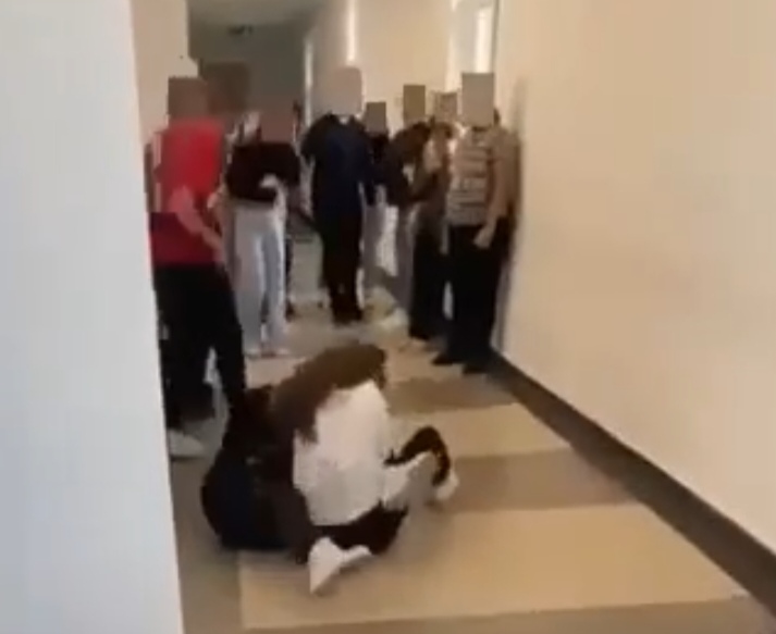 Polițiștii fac cercetări după ce două eleve s-au bătut pe holul unei ...