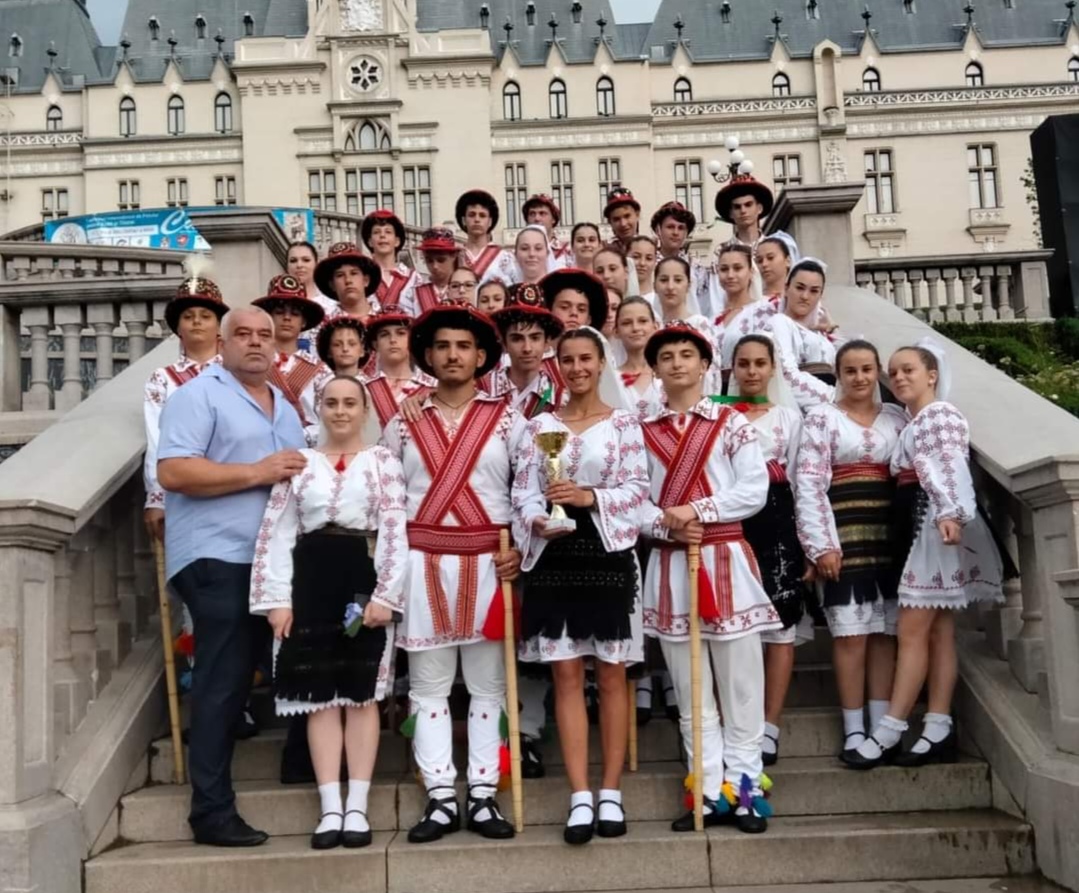 Primarul Iulian Preda de la Sâmburești cumpără costume populare noi ...