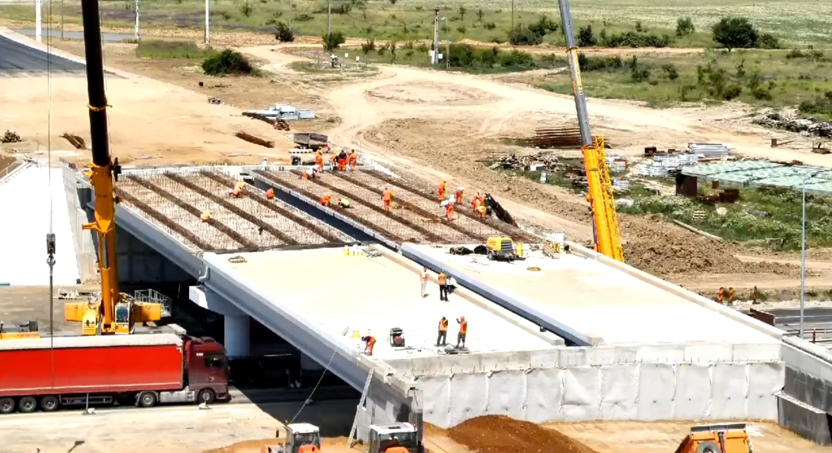 DRDP Craiova: A fost finalizată montarea grinzilor pasajului rutier al ...