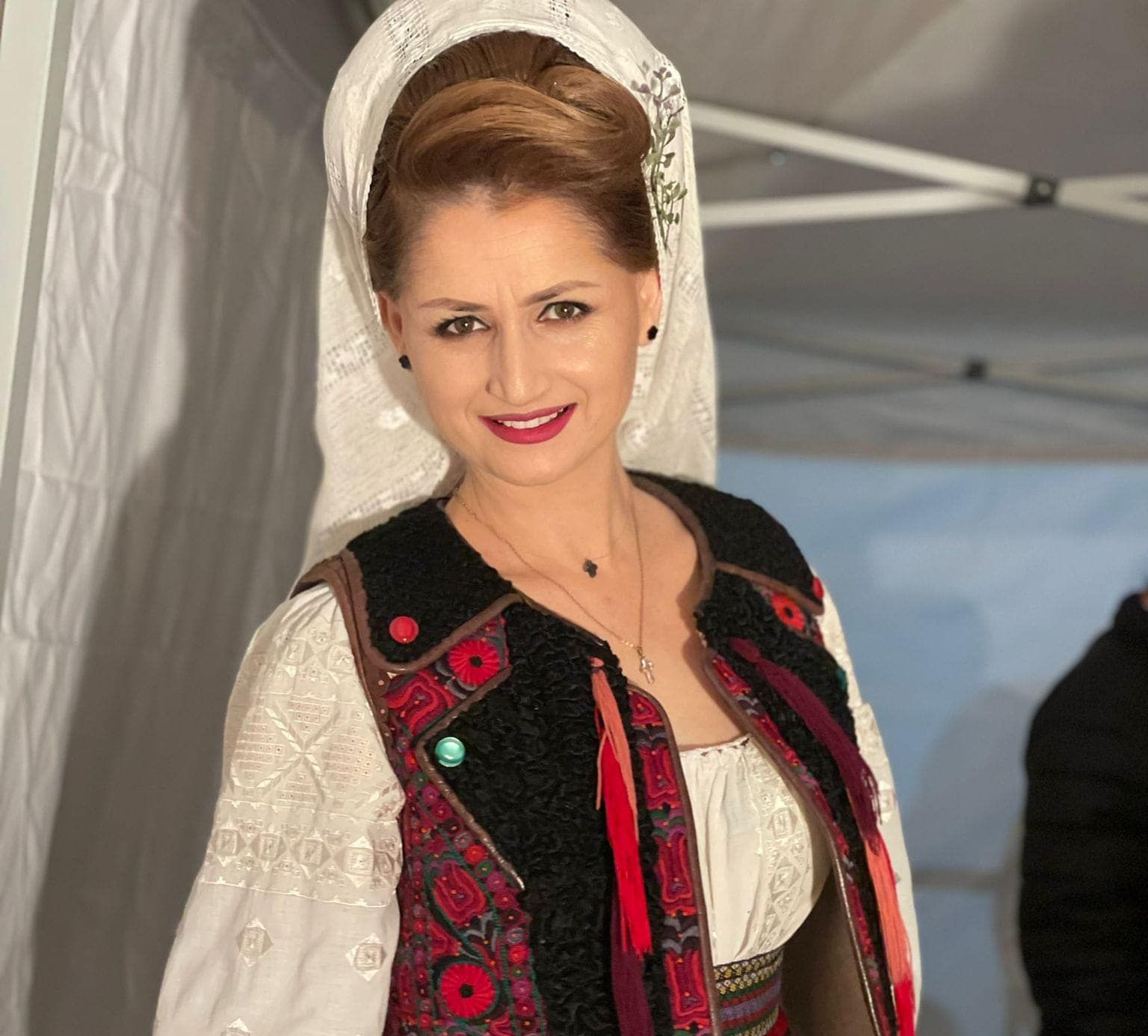 Zorina Bălan și artiști ai Ansamblului „Doina Oltului” Slatina, printre ...