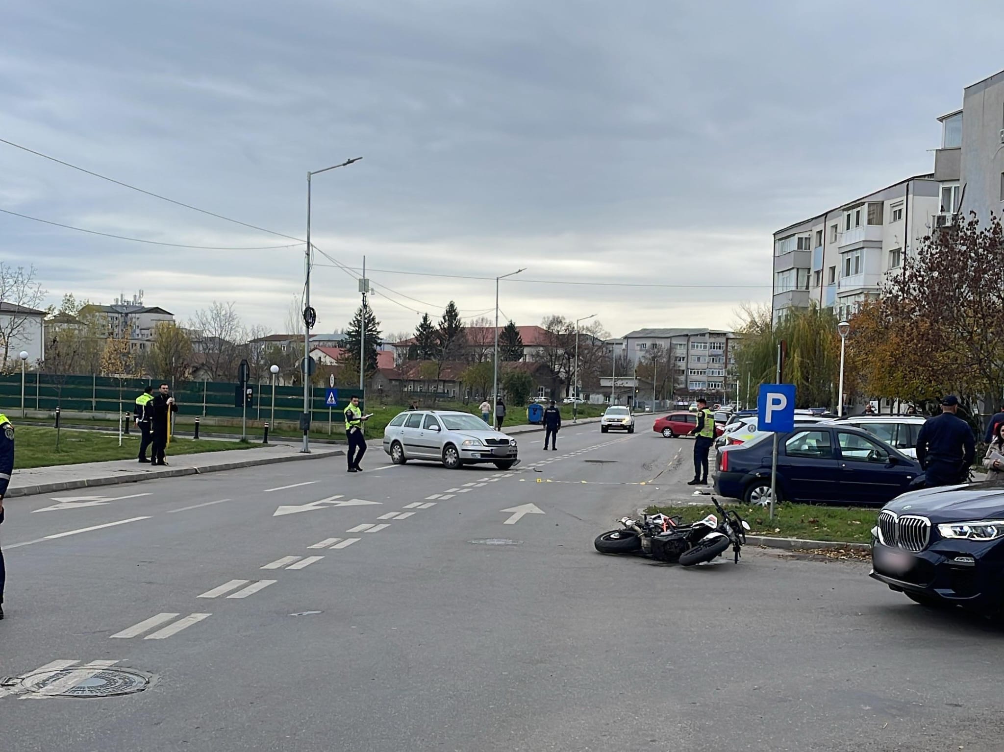 Accident rutier între un autoturism și o motocicletă pe strada Tunari ...